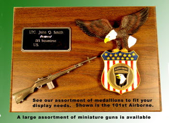 U.S.Army wood plaque with gun and eagle 101st Airborne [PLA-168]